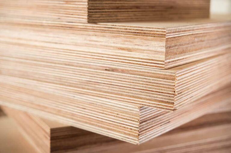 Panneau contreplaqué traité et fini prêt à l'usage