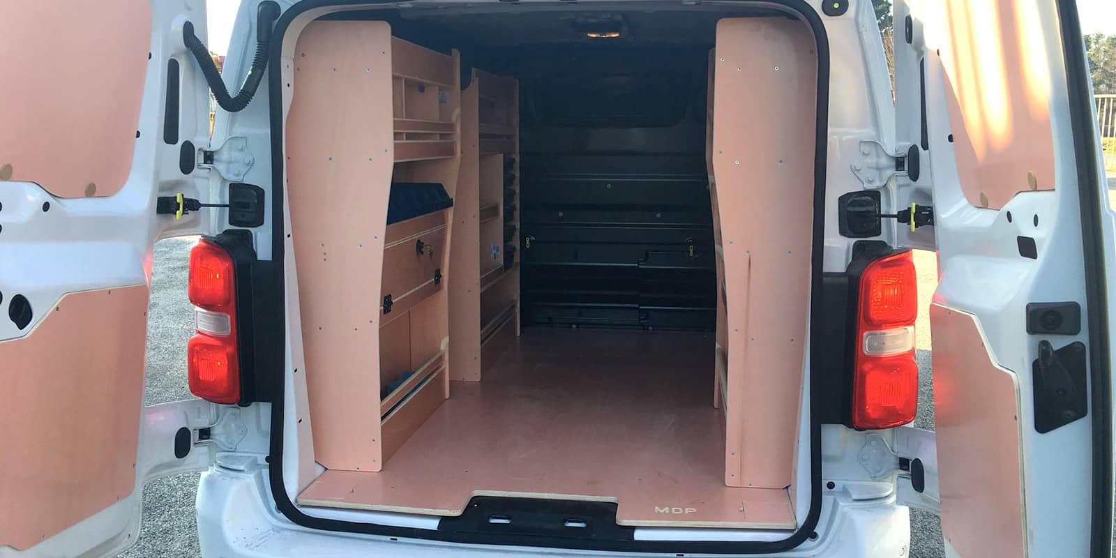 Traitement de panneaux bois pour aménagements utilitaires, vans